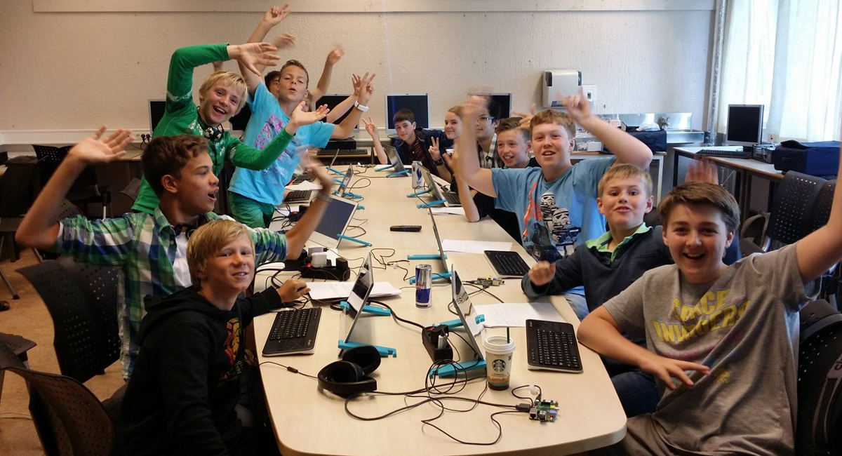 Ungdom lærer bort programmering | Sparebankstiftelsen